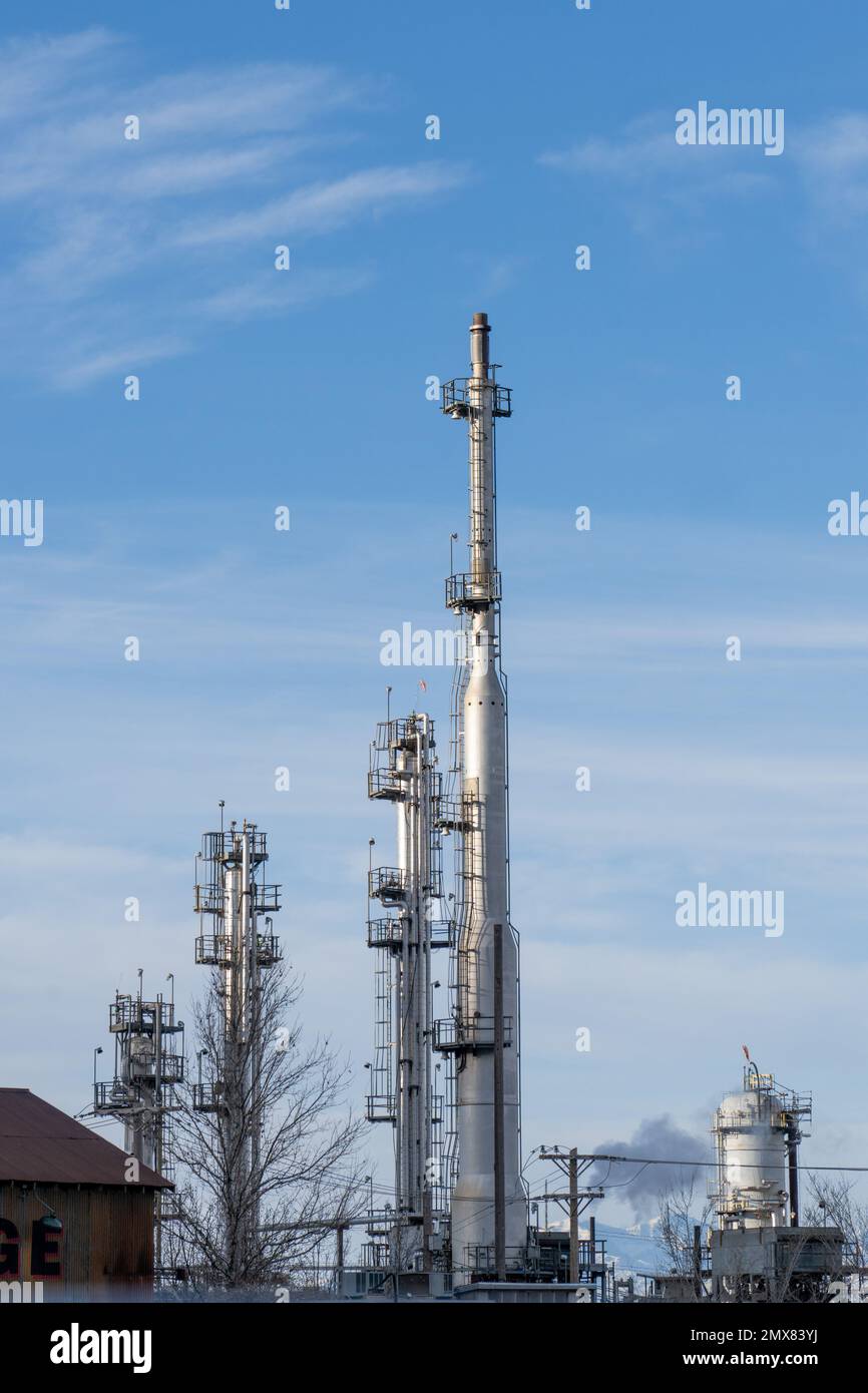 Fractionation tower hi-res stock photography and images - Alamy