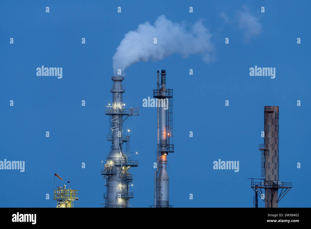 Fractionation tower hi-res stock photography and images - Alamy