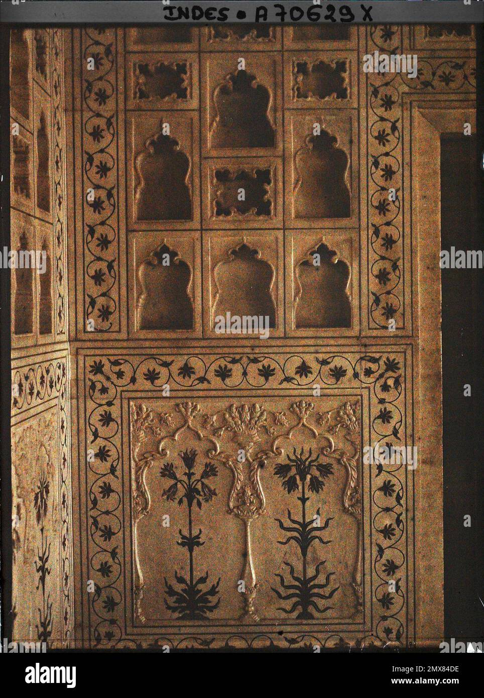 Delhi, Indes Wall decorated with Pietra Dura and Jali in the private ...