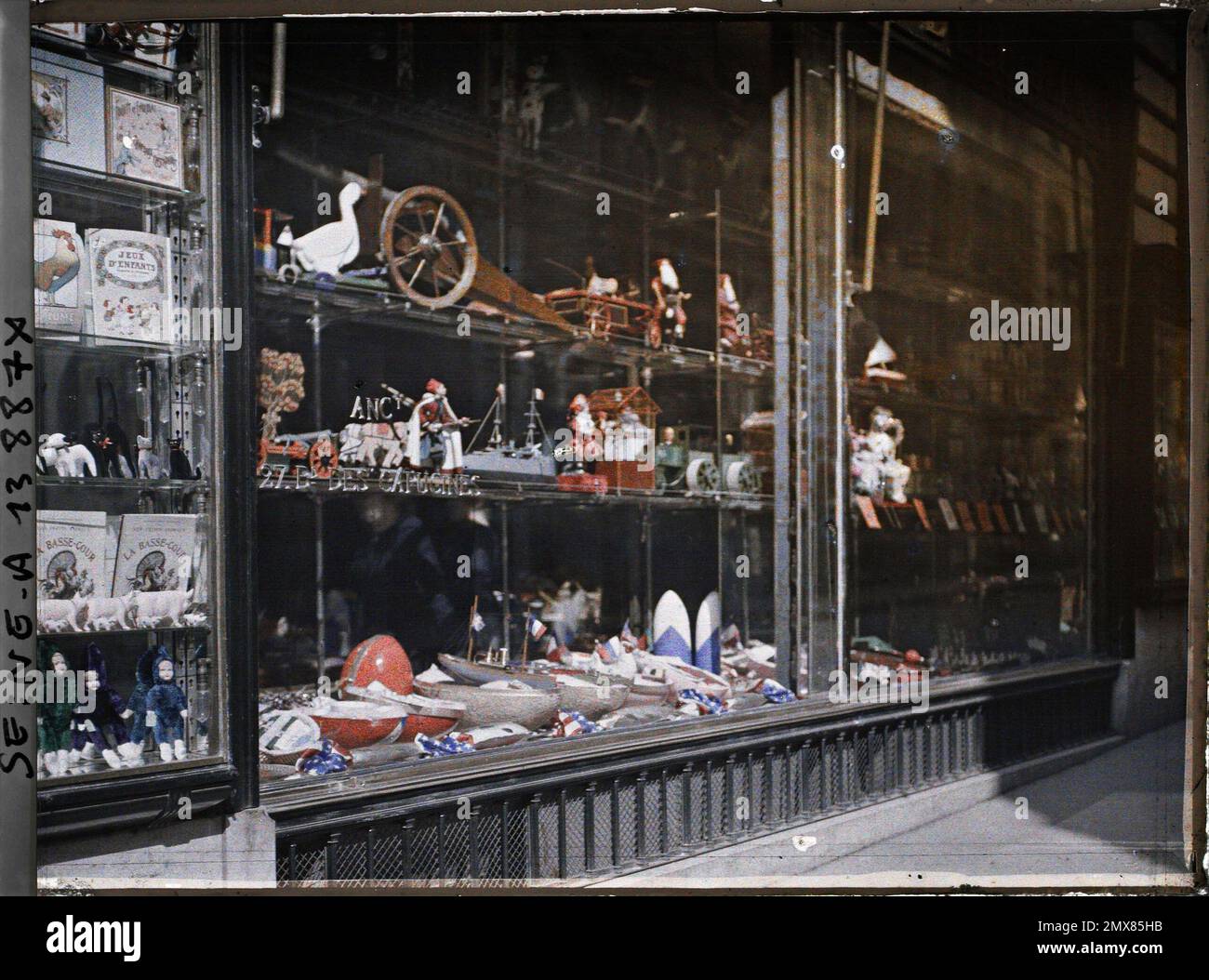 Paris (1st arr.), France The dwarf toy store, rue St Honoré Stock Photo ...