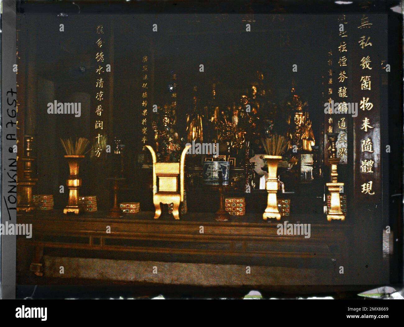 Hà-Noi, Tonkin, Indochina the interior of a Buddhist temple (at "Hàm ...