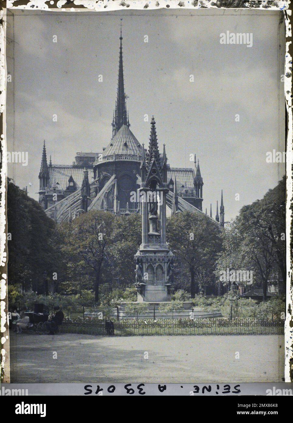 Paris (4th arr.), France Le Square Jean XXIII behind the apse of Notre ...