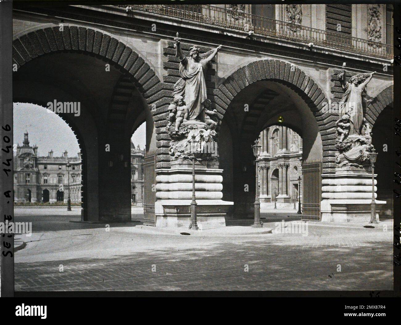Museum sculpture quay door arc arcade arceau place carved deco hi-res ...