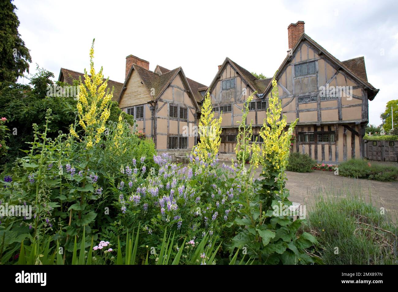 A view of the historic Hall's Croft building in Stratford upon Avon ...