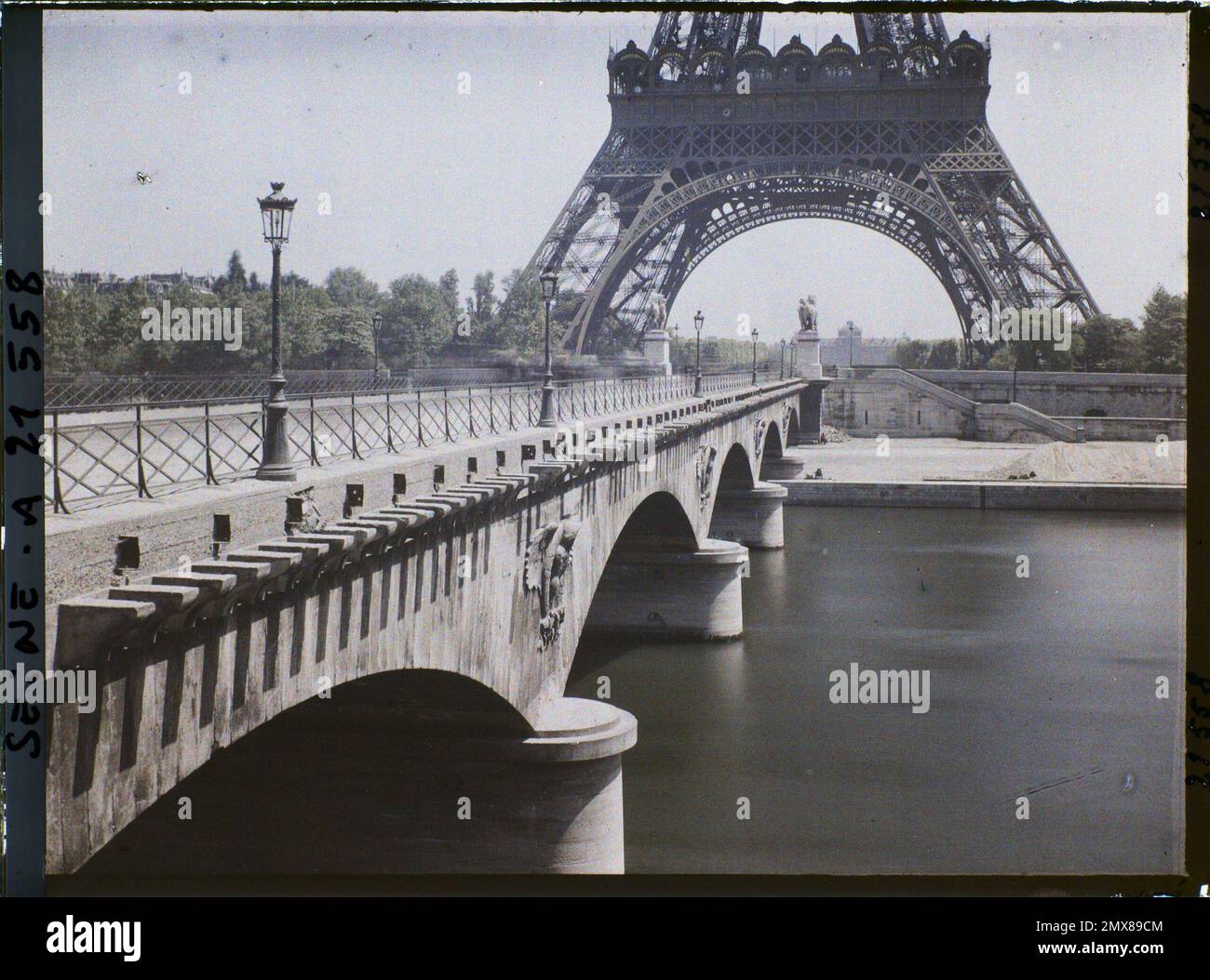 Paris (VIIE-Xvie arr.), France Le Pont d 'Iéna and the Eiffel Tower ...