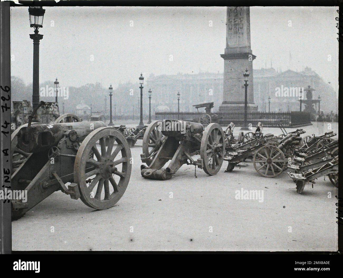 Obelisk trophy cannon bombing mansion place first world war fran hi-res stock photography and ...