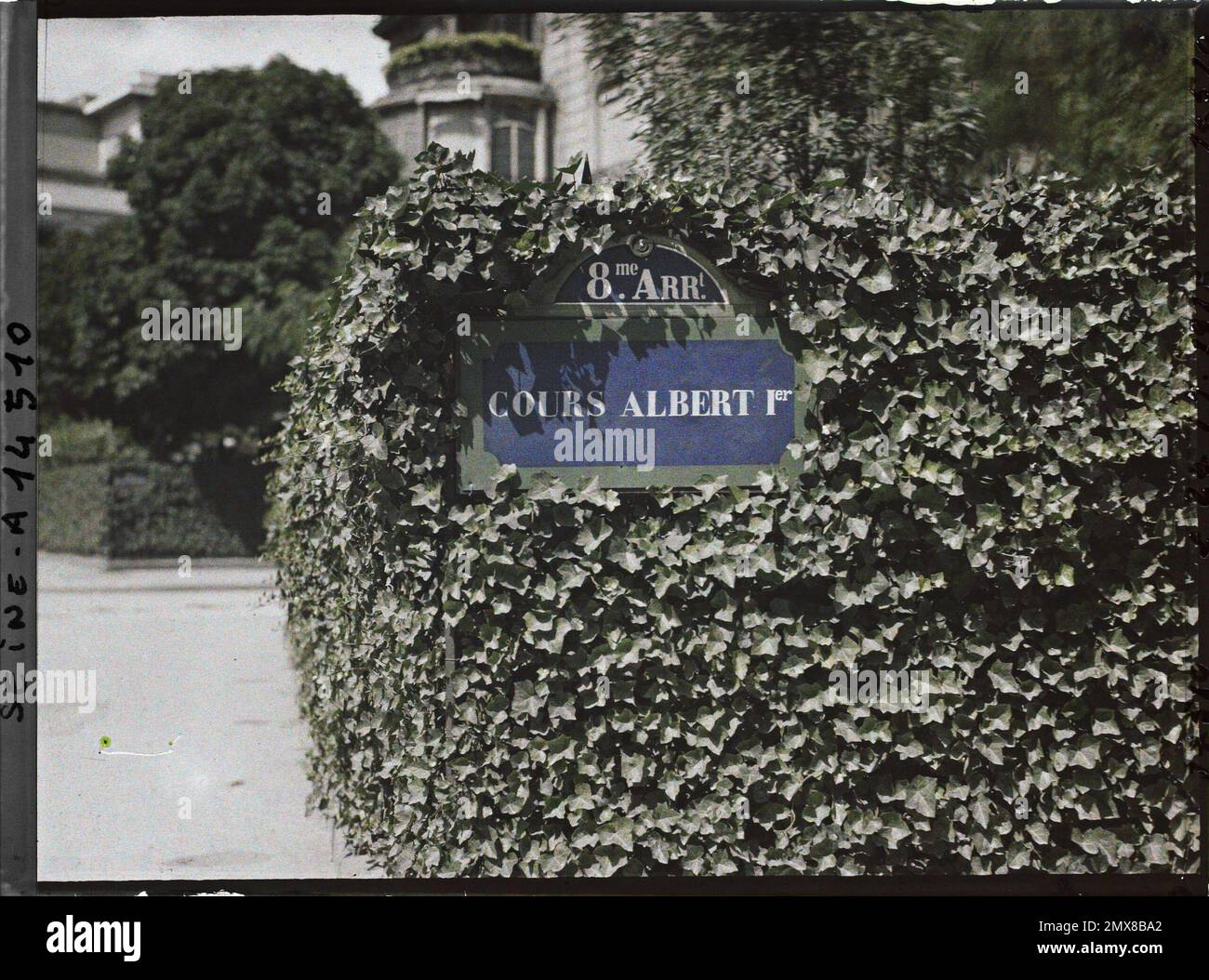 Paris (VIIIE arr.), France Plaque "Cours-Albert-deer", at the angle of ...