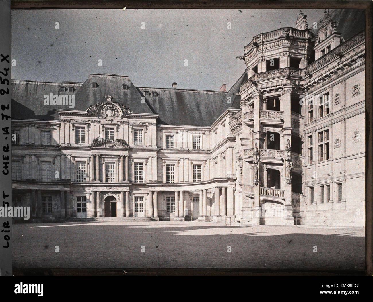 Political figure king queen tower renaissance pediment palace hi-res ...