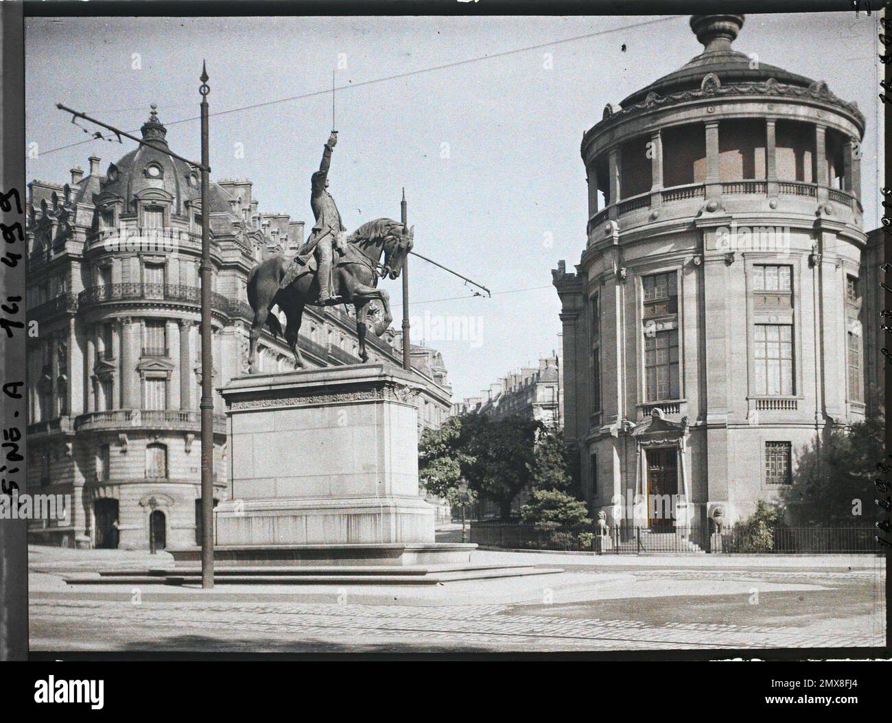 Paris (16th arr.), France The statue of Washington and the Guimet Musée ...