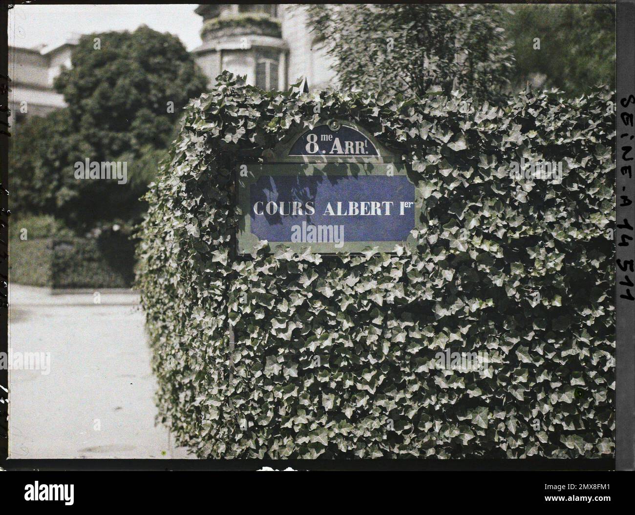 Paris (VIIIE arr.), France Plaque "Cours-Albert-deer", at the angle of ...