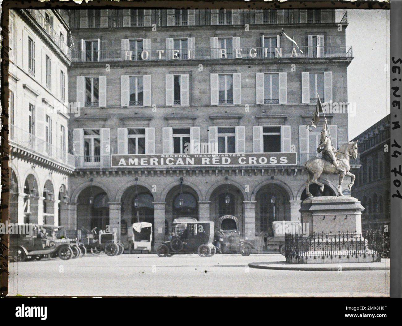 Current place des pyramides hi-res stock photography and images - Alamy