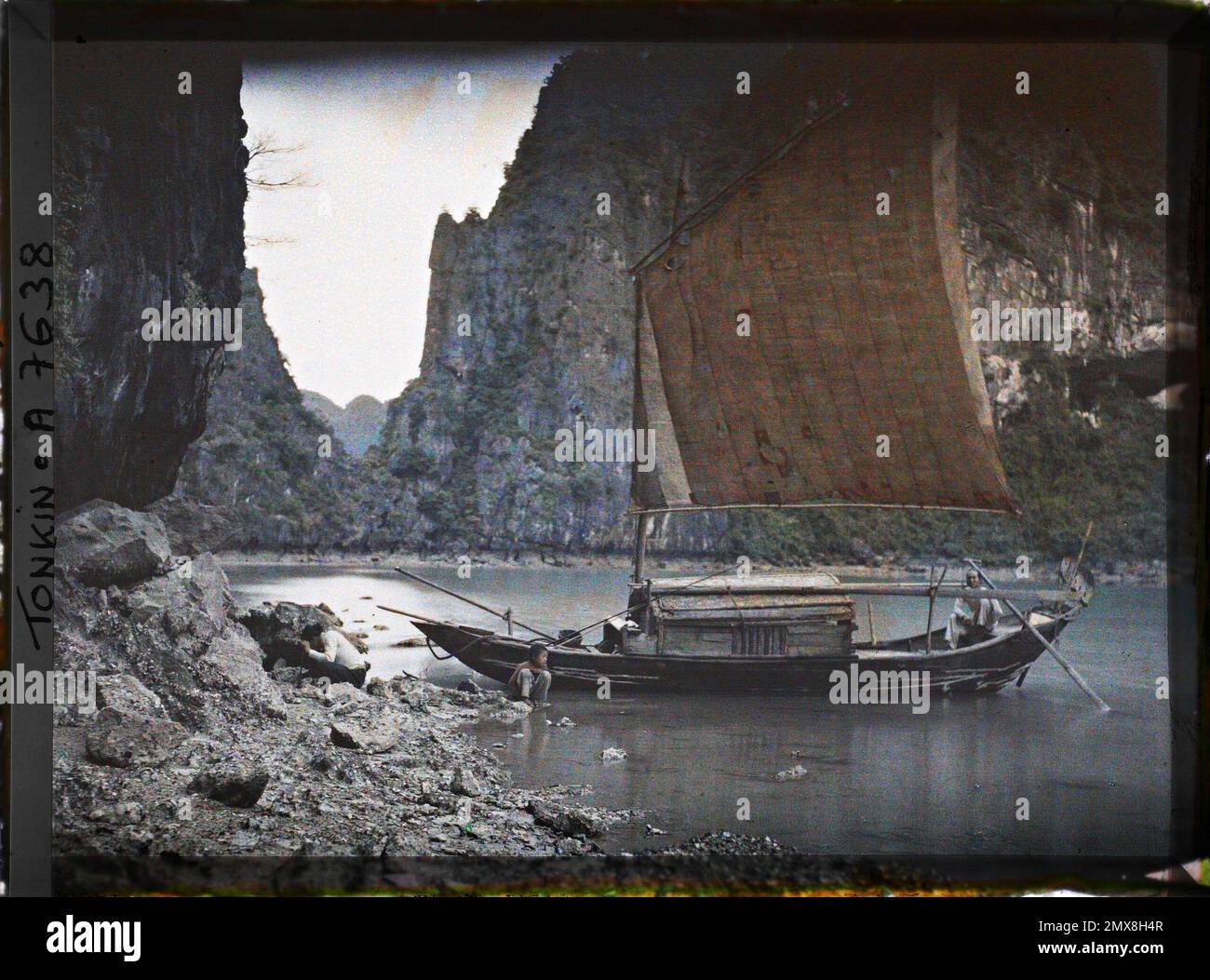 Baie de Ha-Long, Tonkin, Indochine A sailing sail deployed in the ...