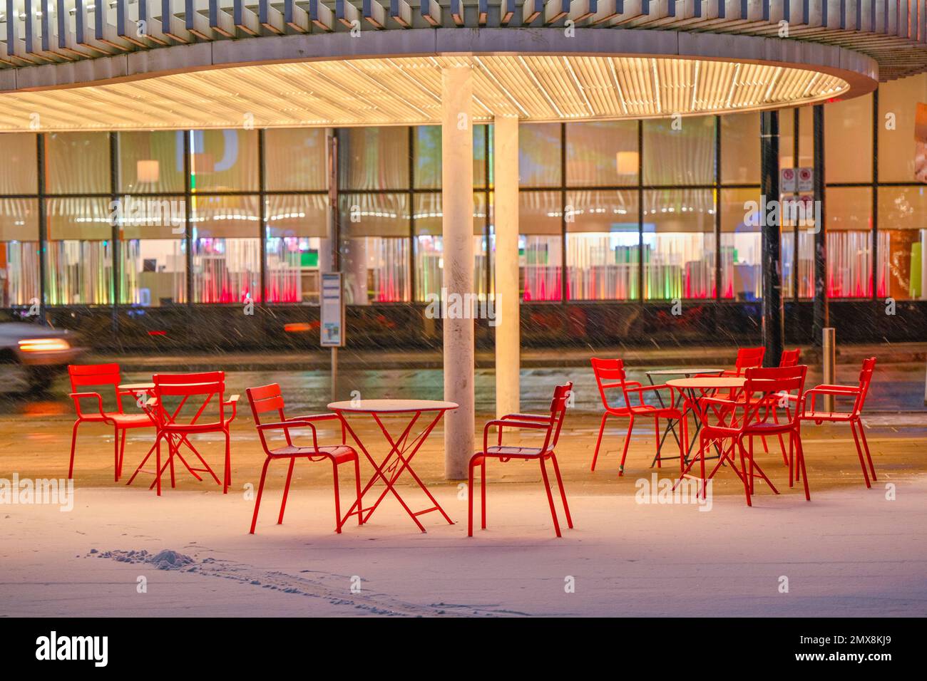 Red tables hi-res stock photography and images - Alamy