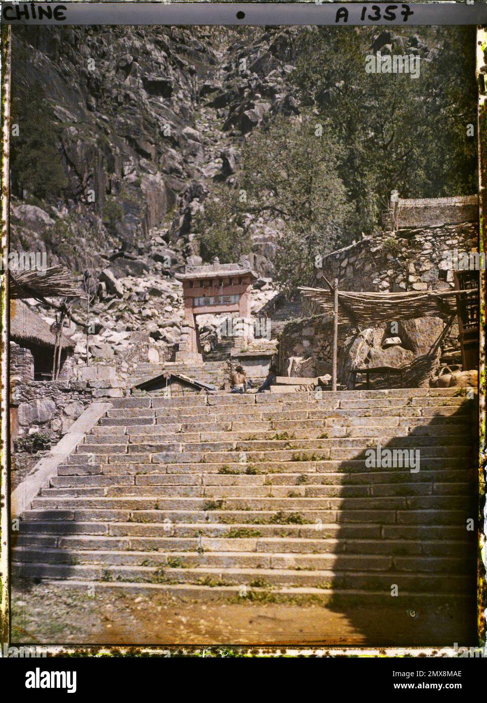 Mont mountain taoism pilgrimage staircase portico sacred way ar hi-res stock photography and ...