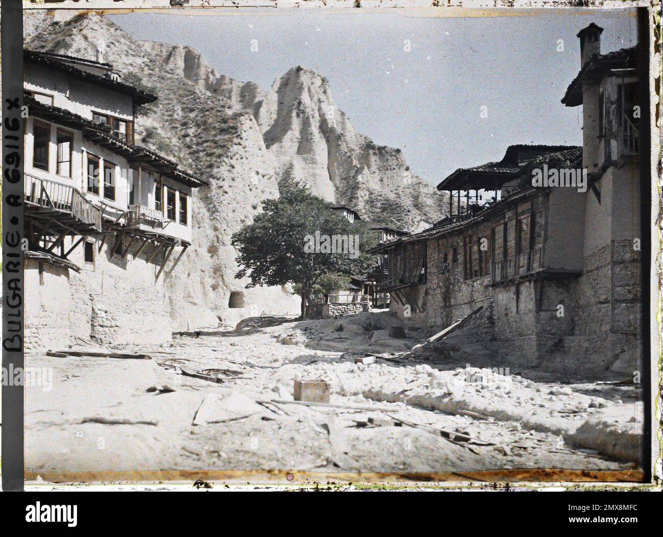 Dug houses hi-res stock photography and images - Alamy