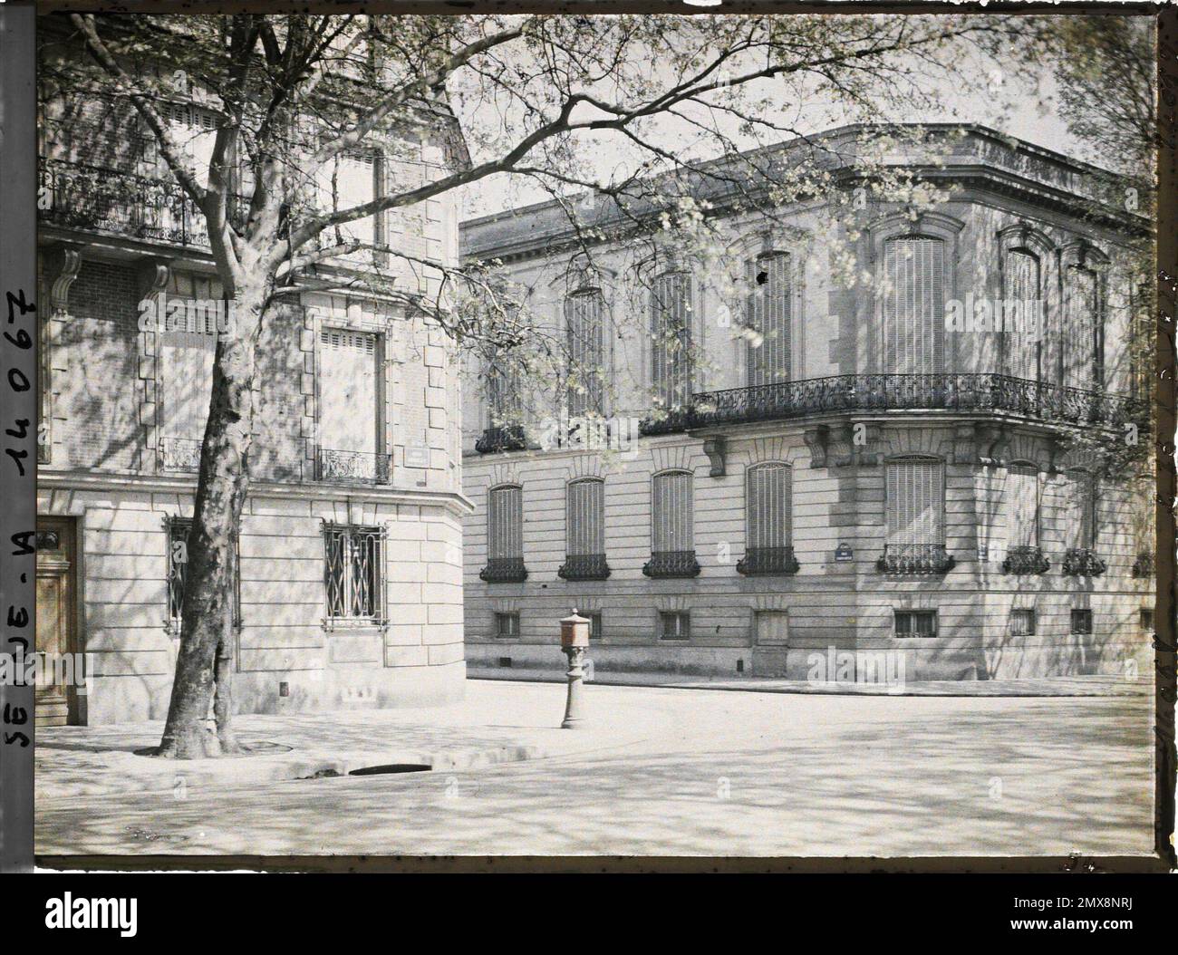 Paris (16th arr.), France house deserted at the angle of the current ...
