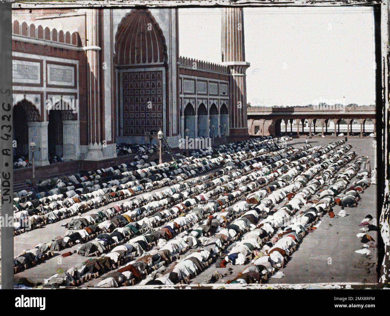 Delhi, Indies the Friday prayer in the courtyard of the Great Mosque ...