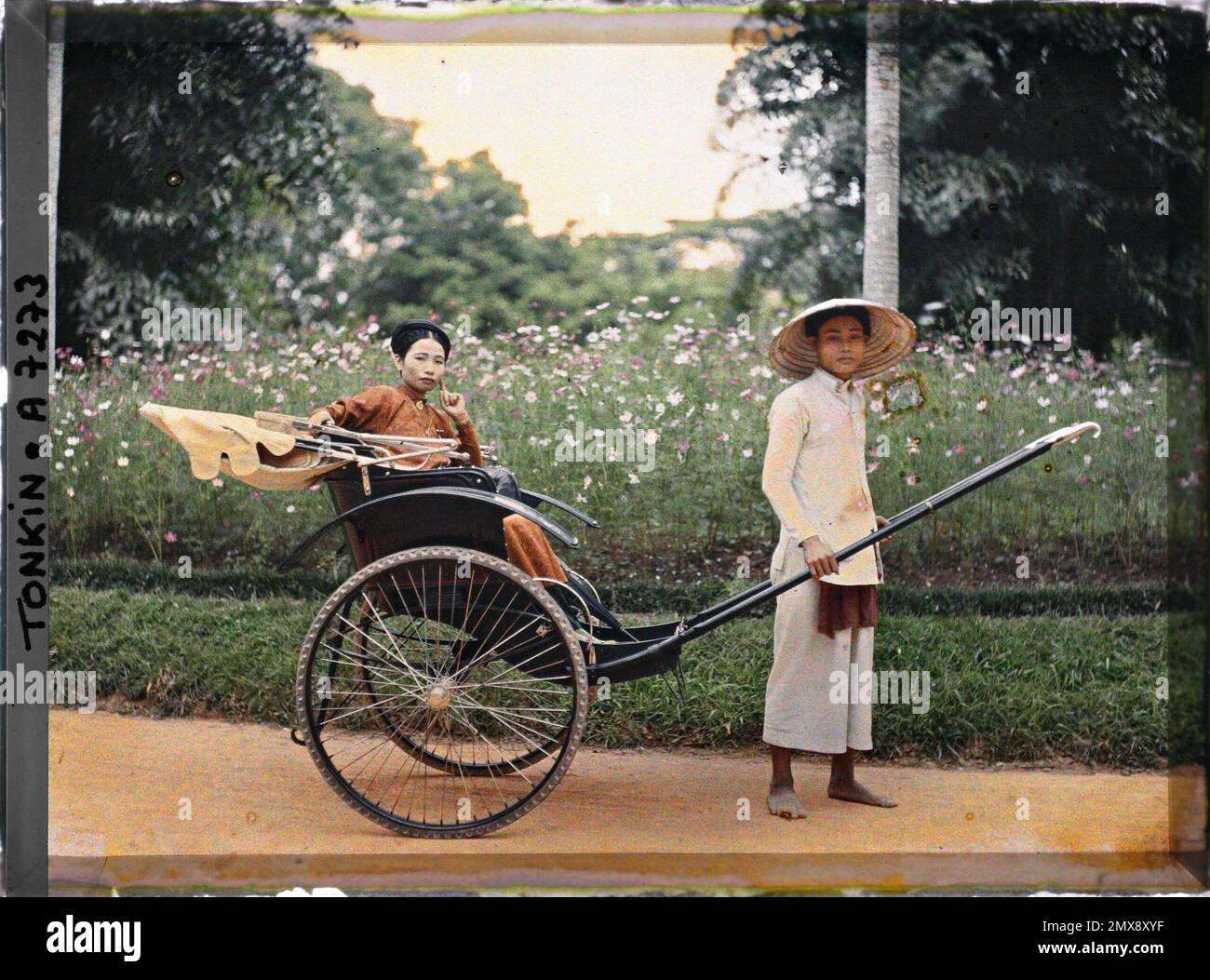 Hà-Nôi, Tonkin, Indochina An elegant young wealthy class, in a ripe in ...