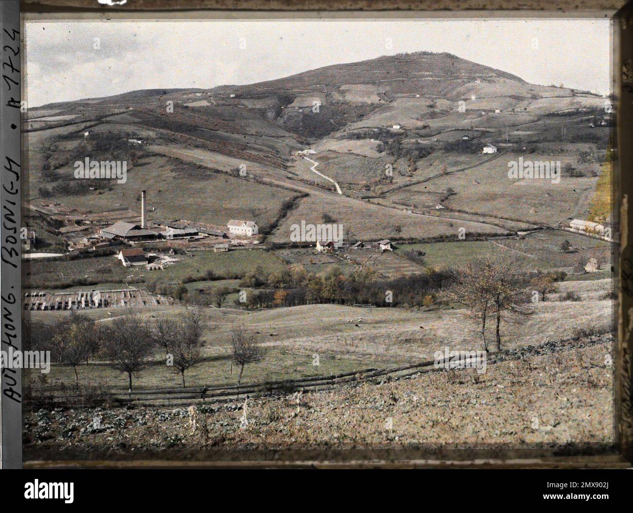 (French - ﻿Sarajevo , Bosnie-Herzégovine Un des monticules boisés avec ...