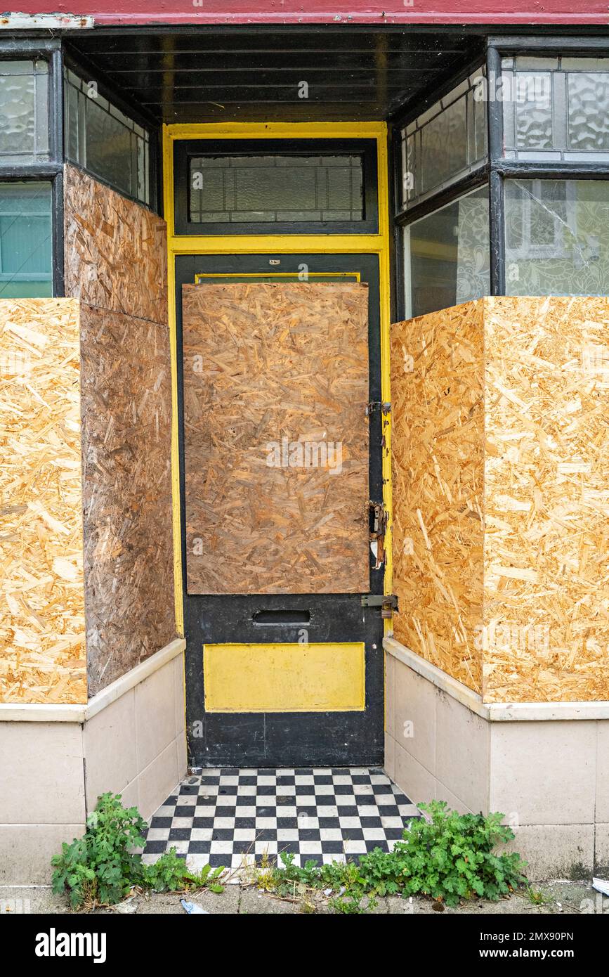 Boarded up shop front Stock Photo - Alamy