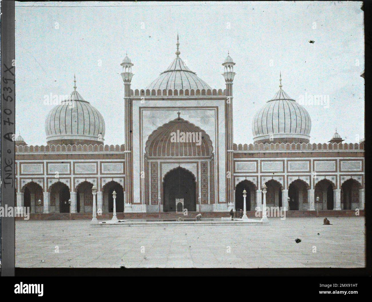 Delhi, Indies Basin with ablutions and pishtâk of the prayer room of ...