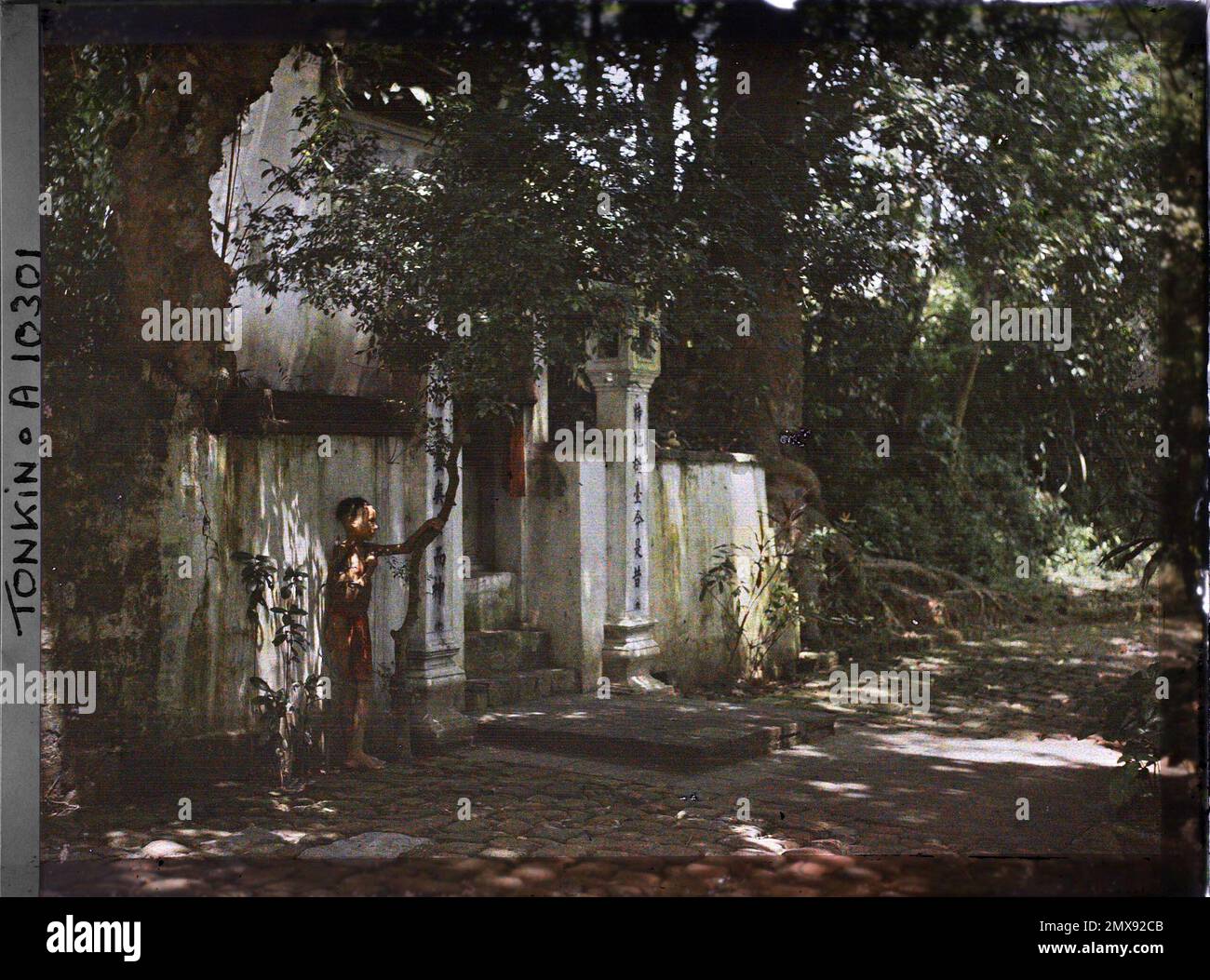 Surroundings of Hà-Nôi, Tonkin, Indochina part of the inner courtyard ...