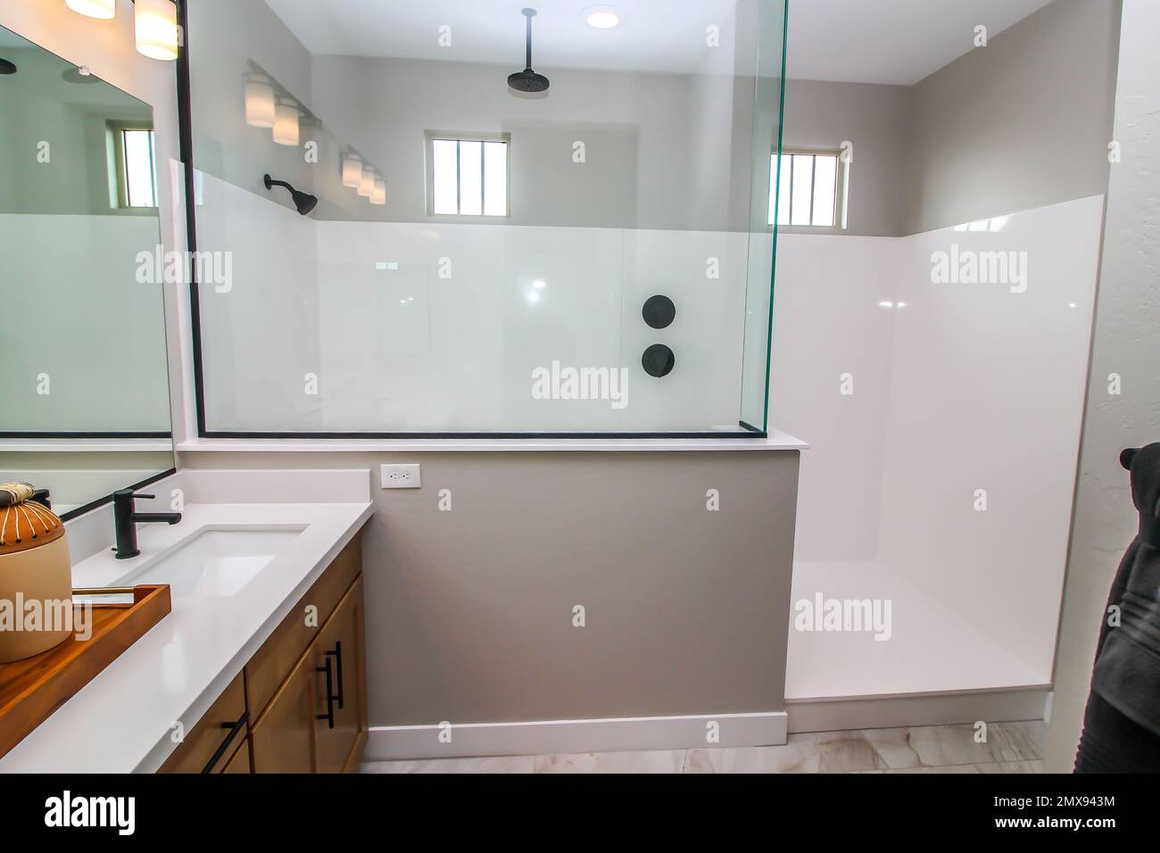 Glass walk in master hi-res stock photography and images - Alamy