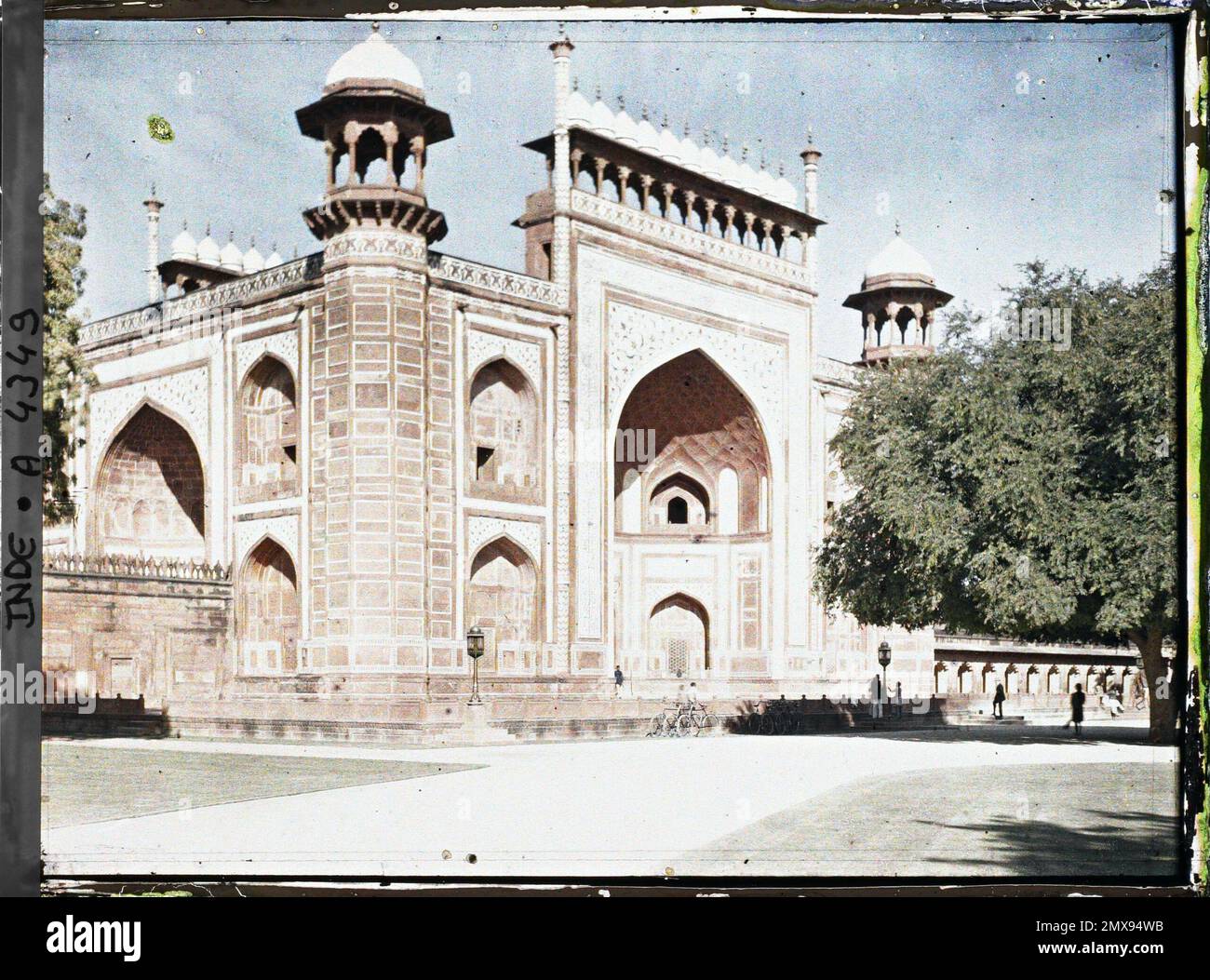 Agra, Indes the monumental door of the Taj Mahal enclosure , 1913-1914 ...