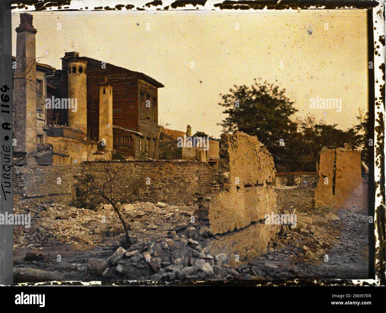Constantinople (current Istanbul), Turkey neighborhood, some buildings ...