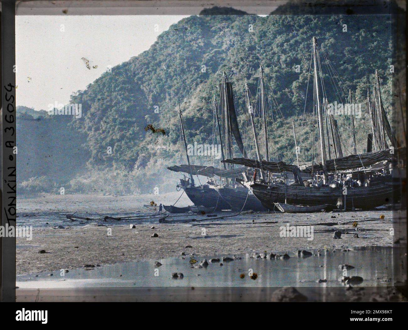 Baie de Ha-Long, Tonkin, Indochine The annual buckling of the junks on ...