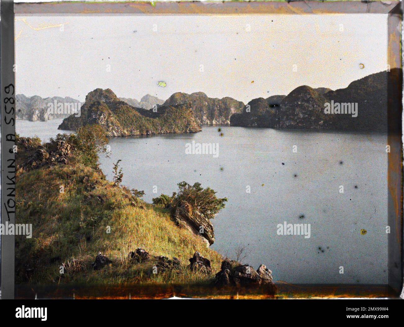 Baie de Ha-Long, Tonkin, Indochine A view of the rocks of "slug" and ...