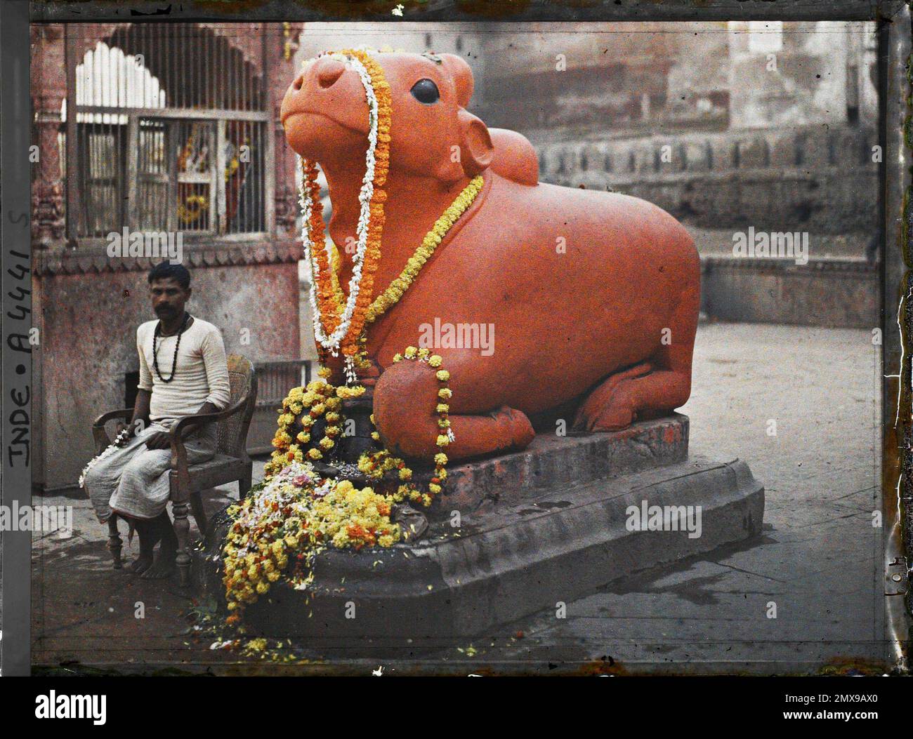 Benarès, Indies Kashi Vishvanath (the Golden Temple): statue of the ...