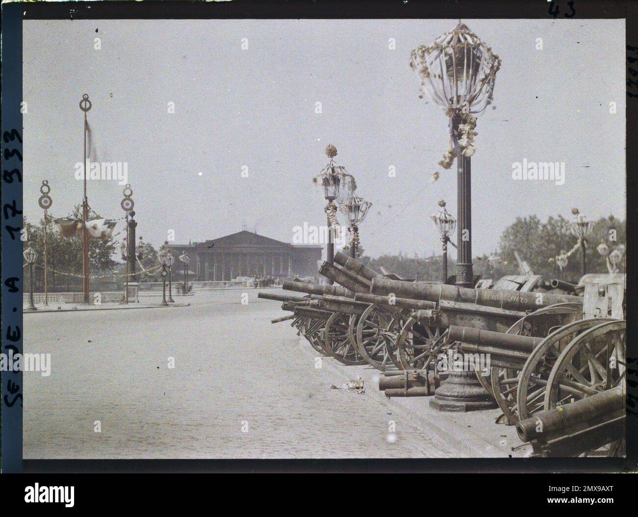 Paris (VIIE-VIIIE arr.), France German decorations and cannons place de ...
