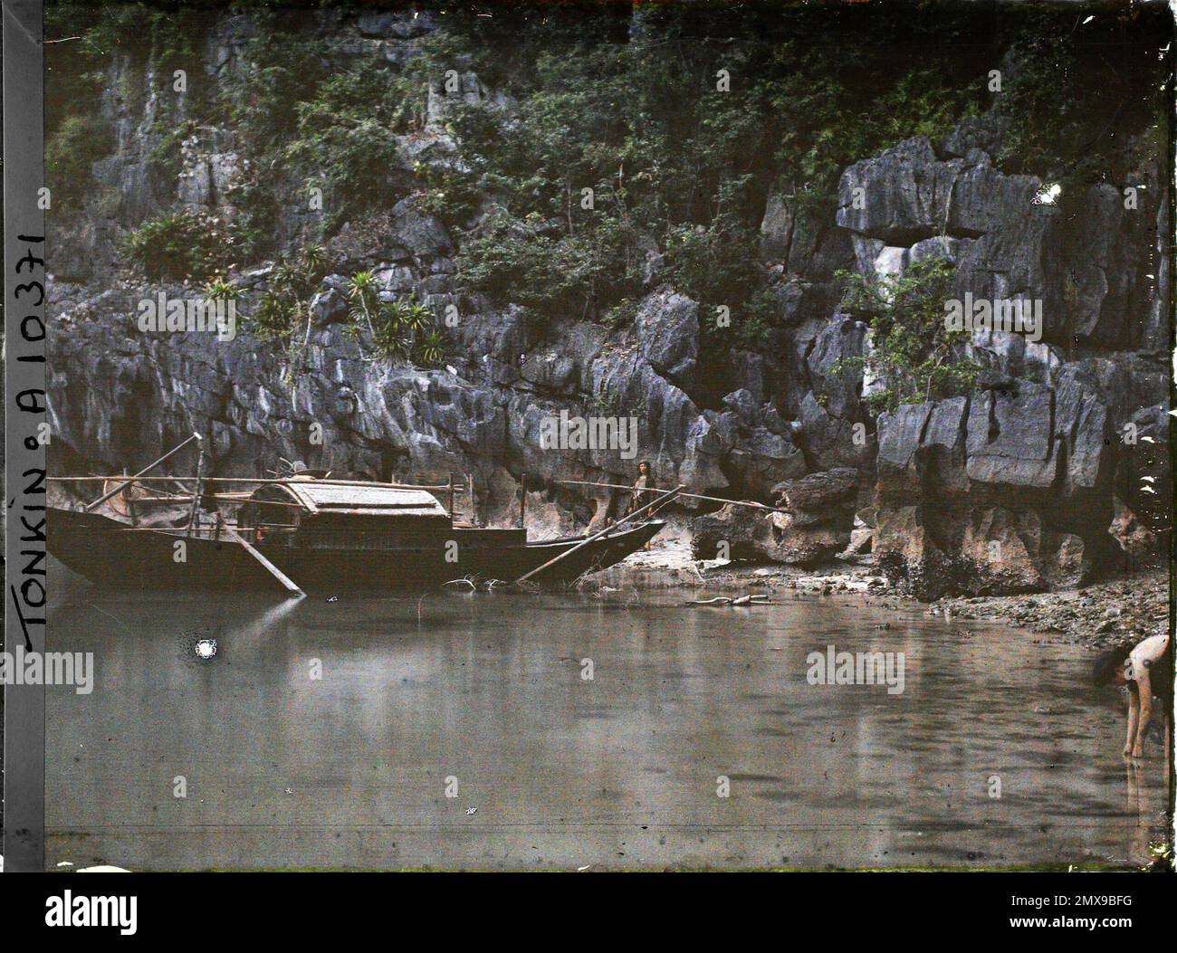 Bay of Ha-Long, province of Quang-Yen, Tonkin, Indochine a sampan in front of the "cave of ...