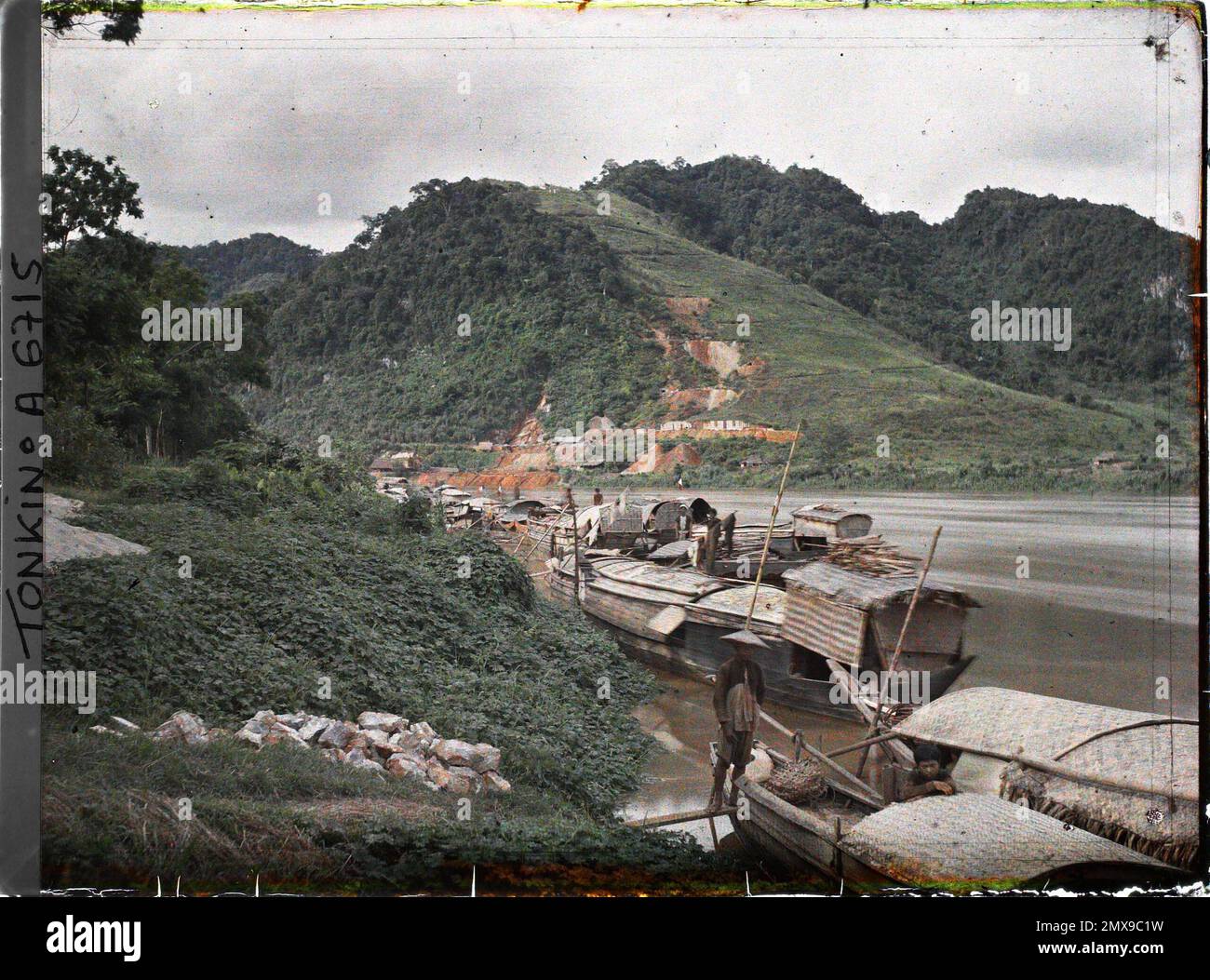 Indochina sampans anchored hi-res stock photography and images - Alamy