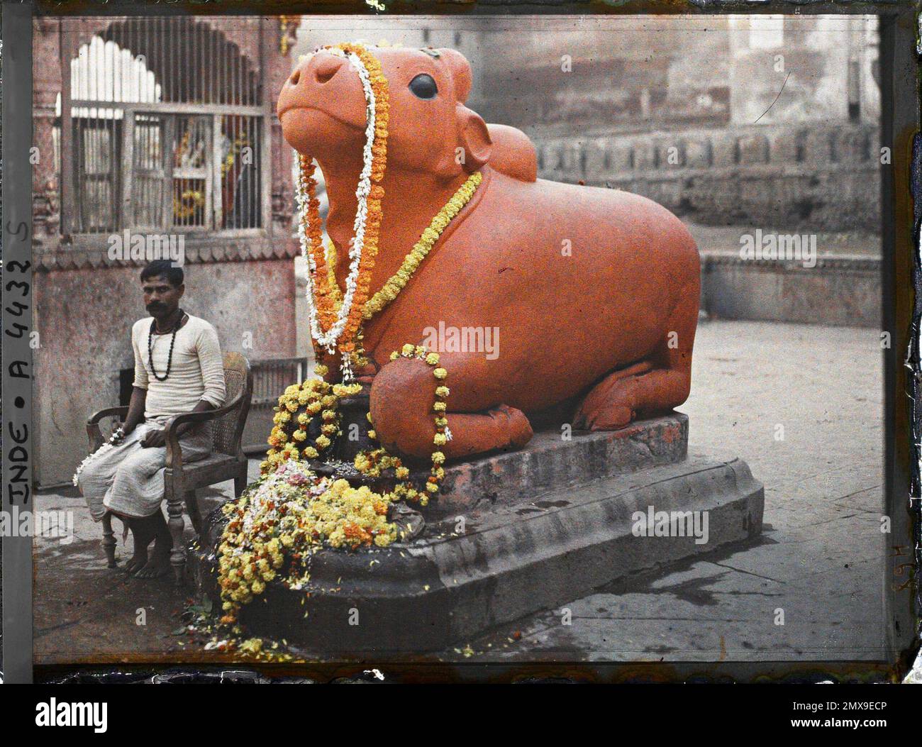 Benarès, Indies Kashi Vishwanath (the Golden Temple): statue of the ...
