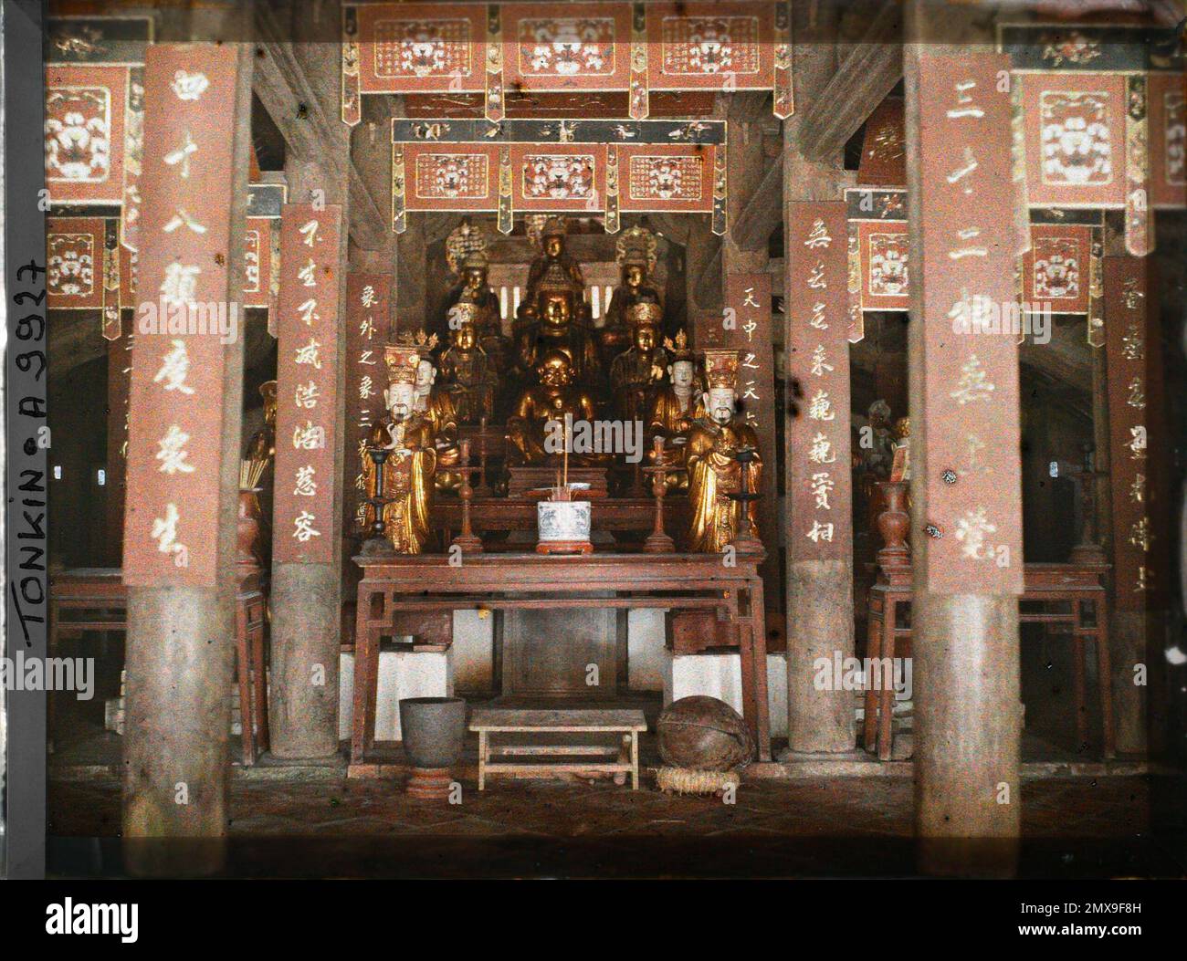 Bô-Sôn, Tonkin, Indochina the great altar inside the temple , Léon Busy ...