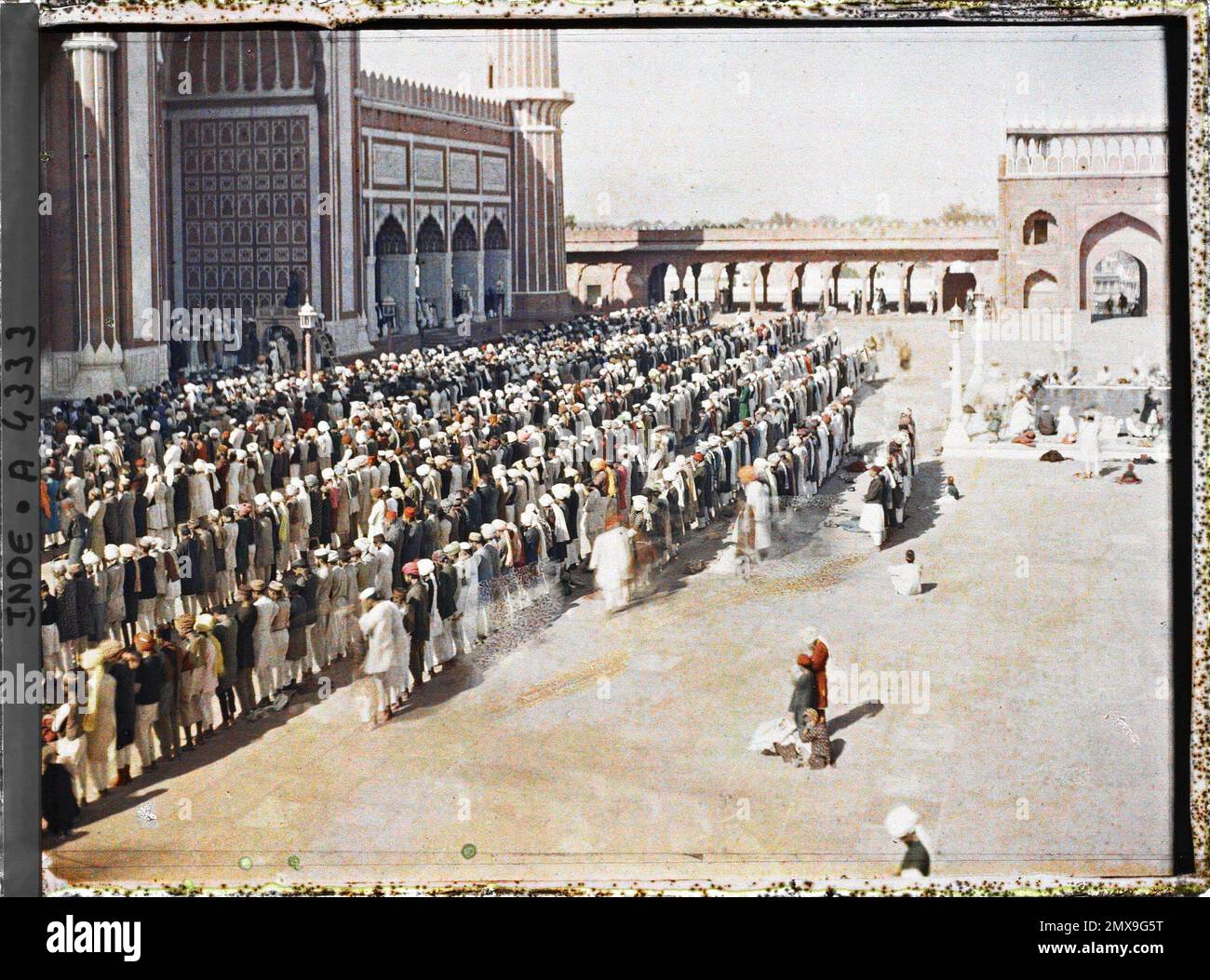 Delhi, Indies the Friday prayer in the courtyard of the Great Mosque ...