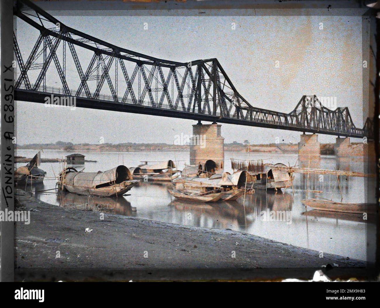 Hà-Nôi, Tonkin, Indochine Le Pont Doumer and the Sampans bordering the ...
