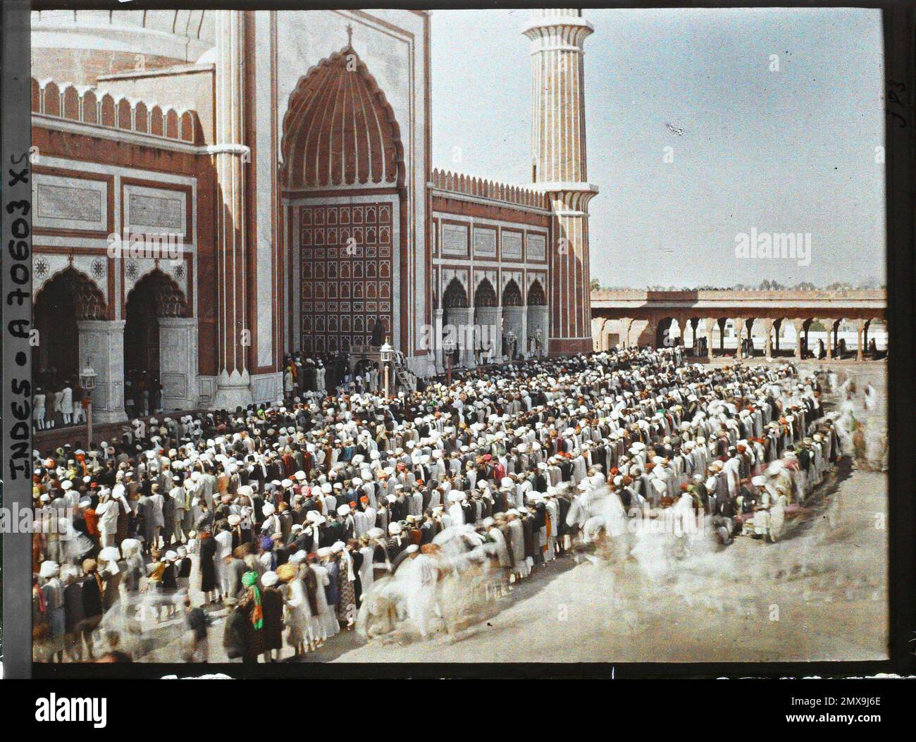 Delhi, Indies the Friday prayer in the courtyard of the Great Mosque ...