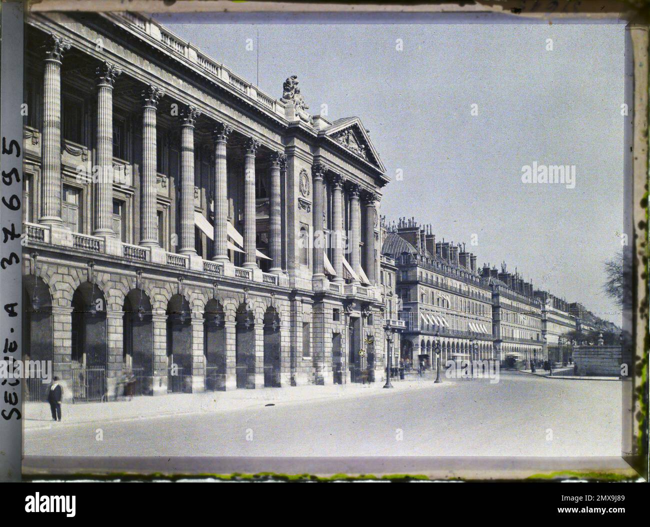Paris (Ier-Viiie arr.), France rue de Rivoli from Place de la Concorde ...