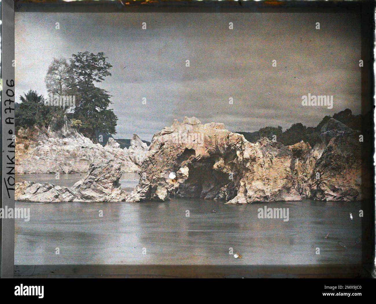 Cho-Bo, Tonkin, Indochine Some of the rocks forming a natural dam on ...