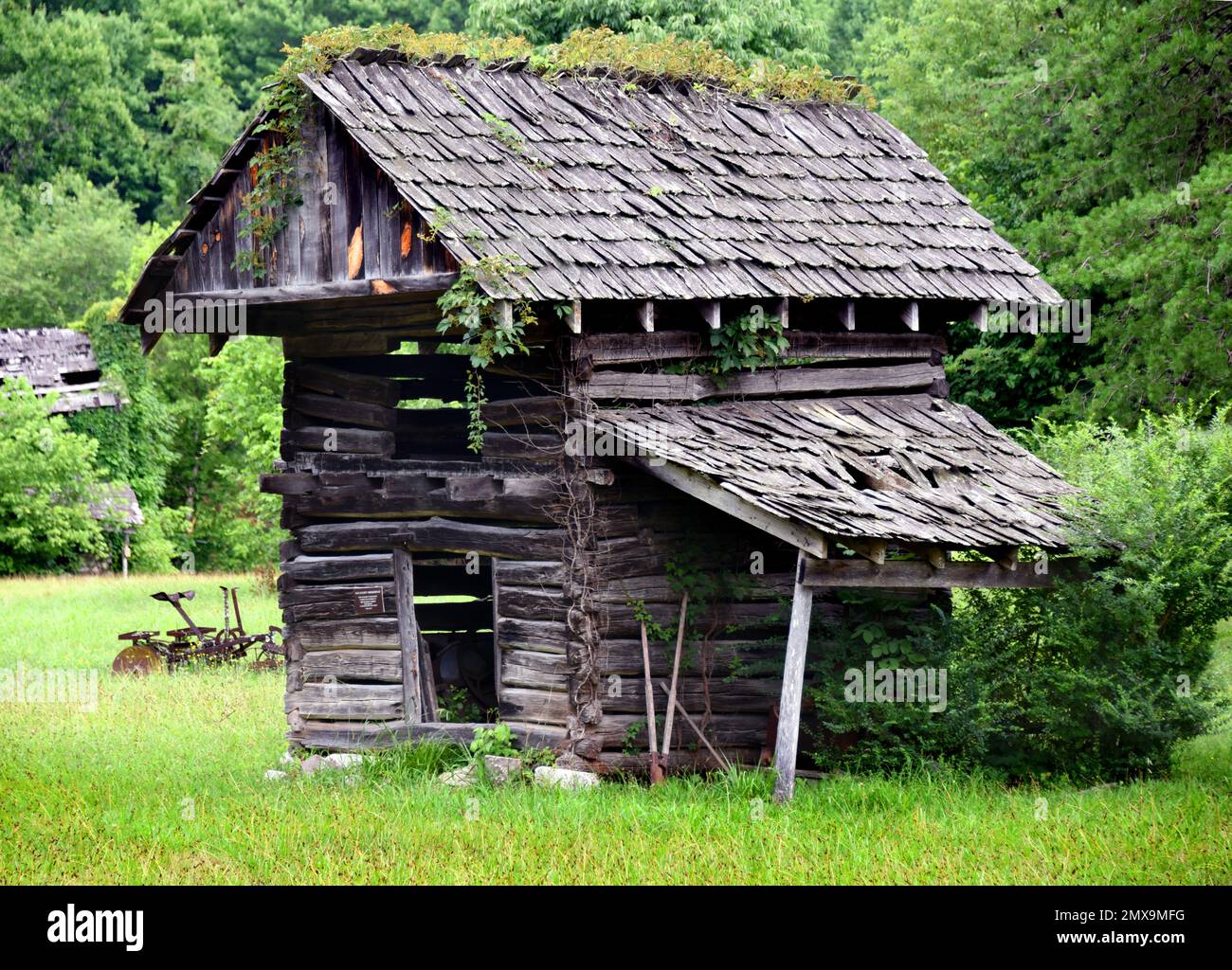 Log cabin, smokehouse, is part of the Homeplace Mountain Farm and ...