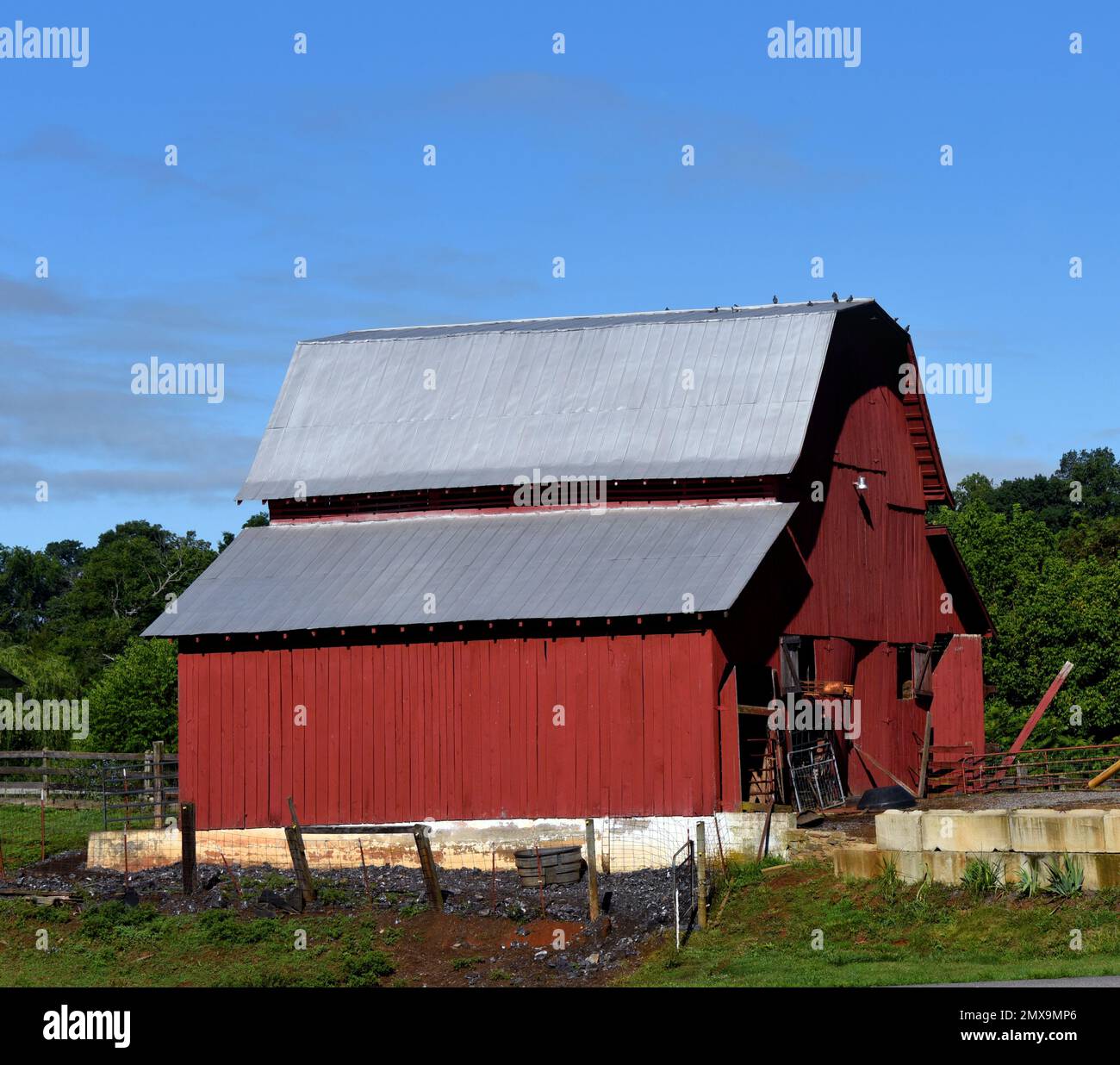 Faded red barn tin roof hi-res stock photography and images - Alamy