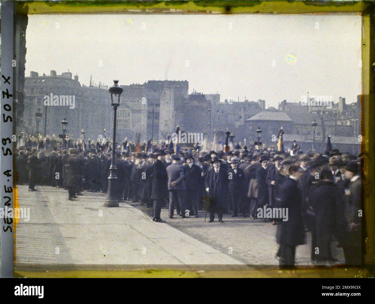 Paris (4th century), France La Foule (veterans) on the double bridge ...