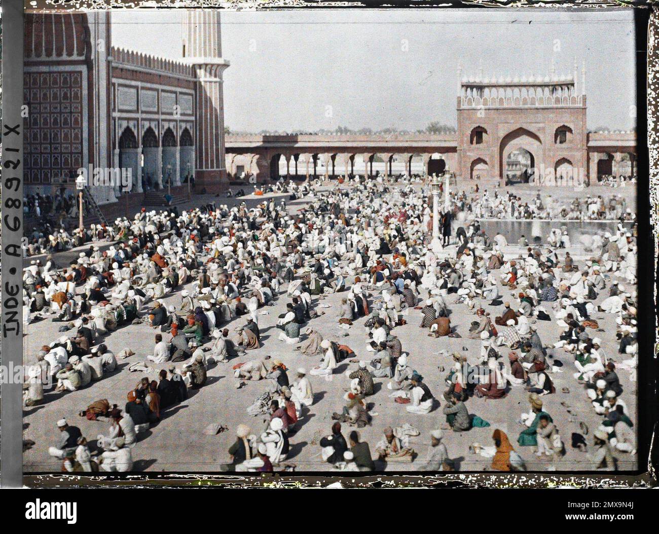 Delhi, Indies the Friday prayer in the courtyard of the Great Mosque ...