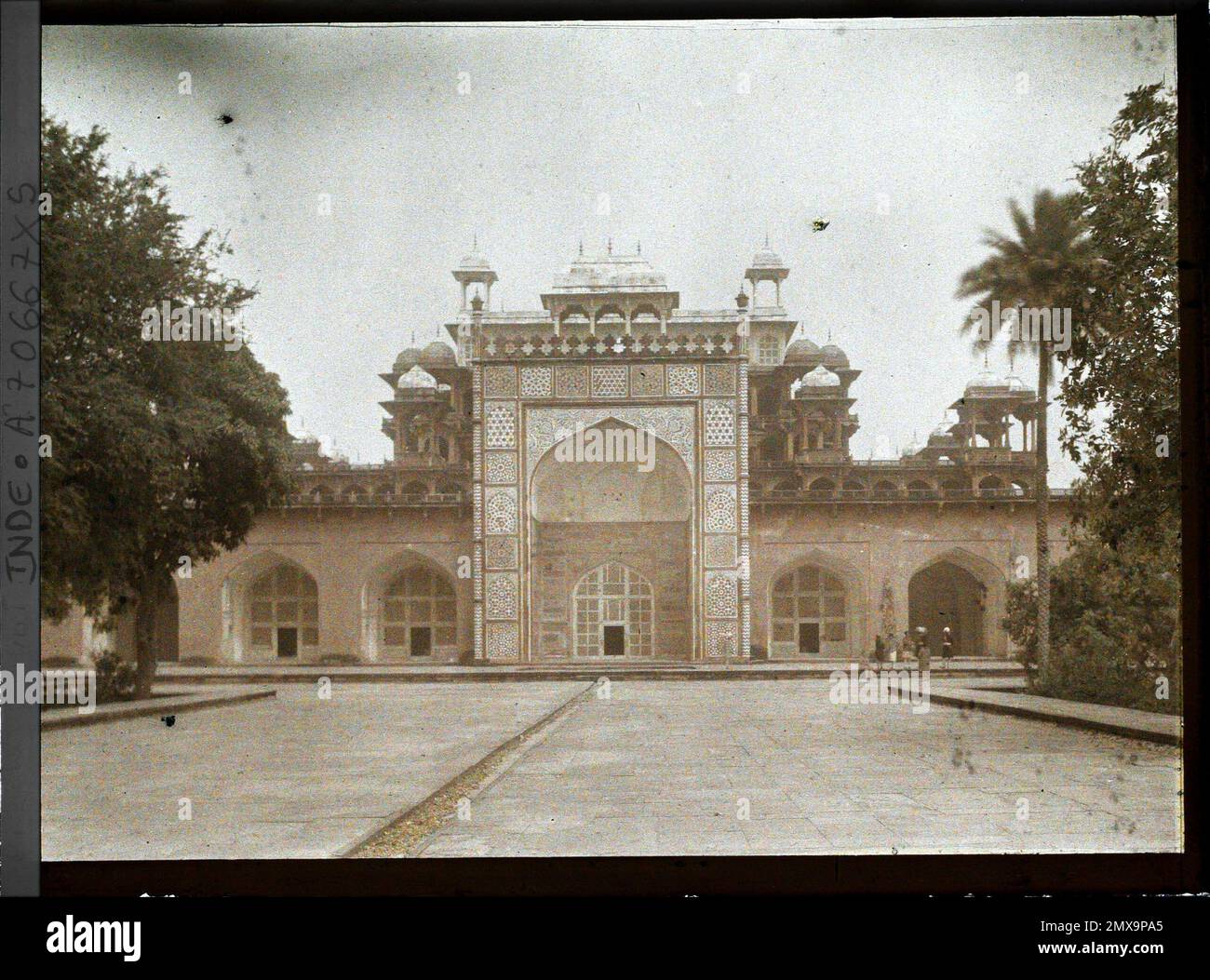 Sikandara (Sikandra), Indes the facade of the mausoleum of the emperor ...