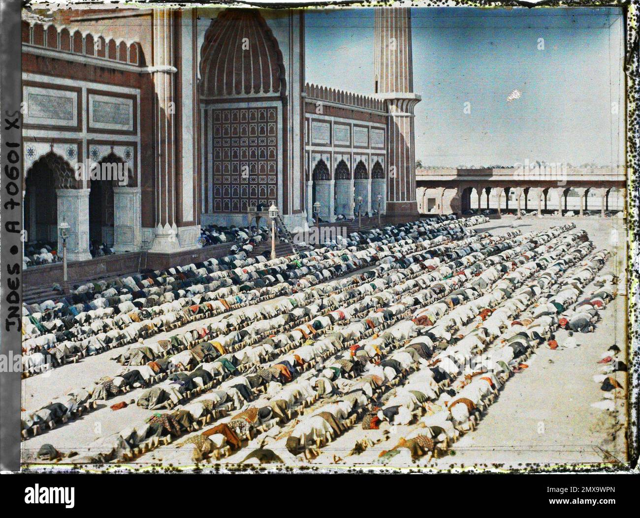 Delhi, Indies the Friday prayer in the courtyard of the Great Mosque ...