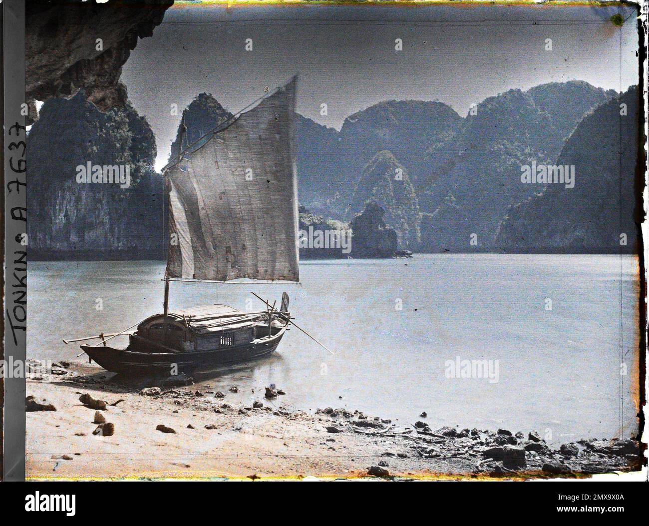 Baie de Ha-Long, Tonkin, Indochine A sailing sail deployed in the ...