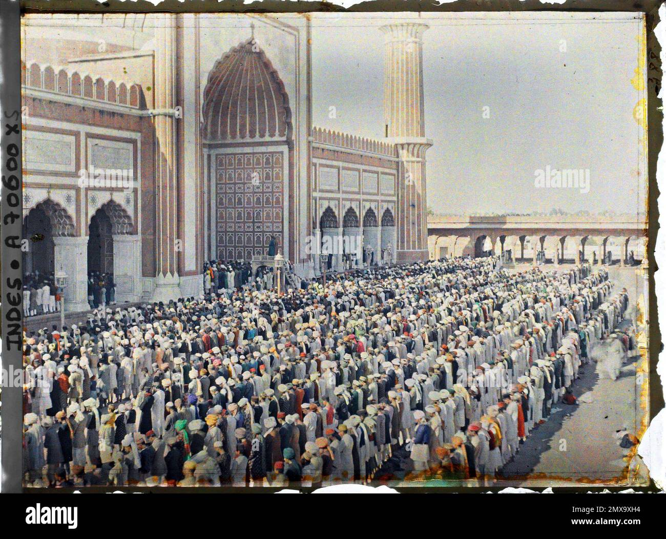 Delhi, Indies the Friday prayer in the courtyard of the Great Mosque ...